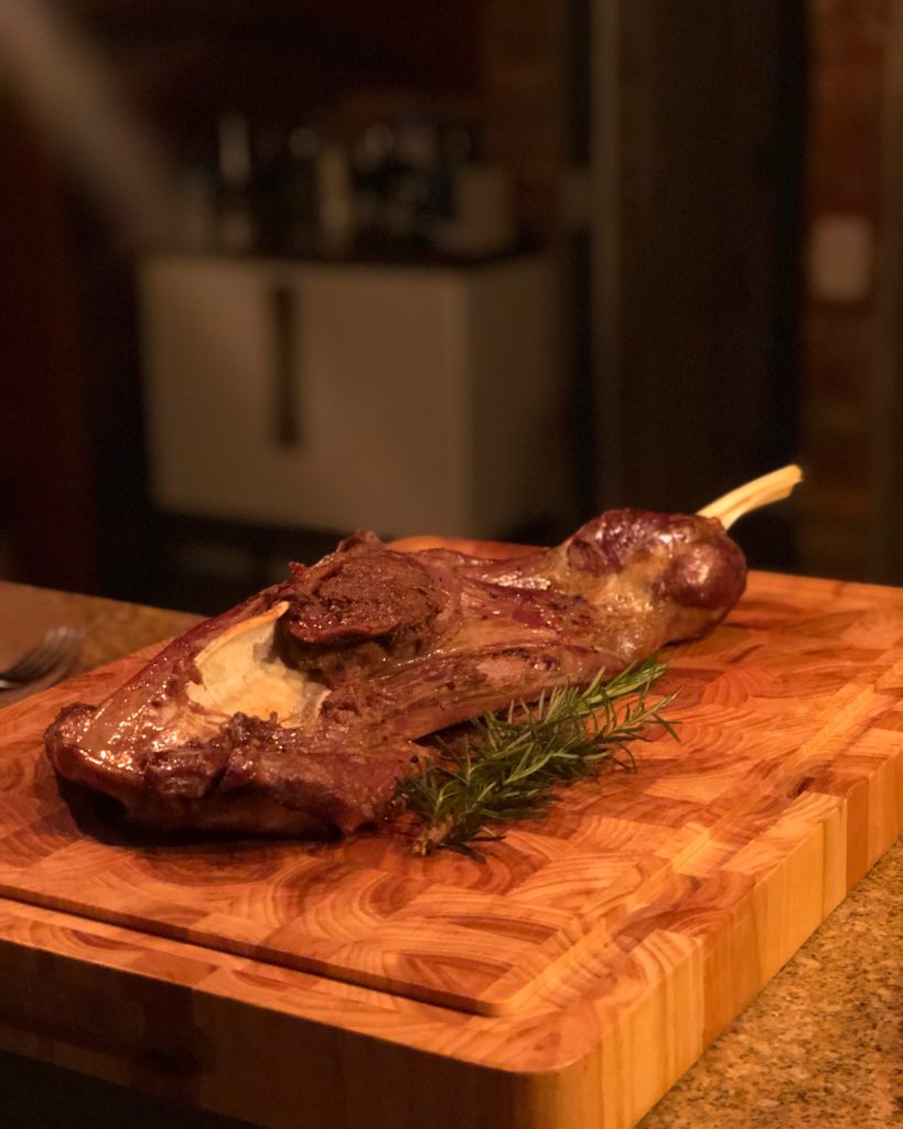 Paleta de cordeiro assada lentamente no forno - Ideal para um almoço