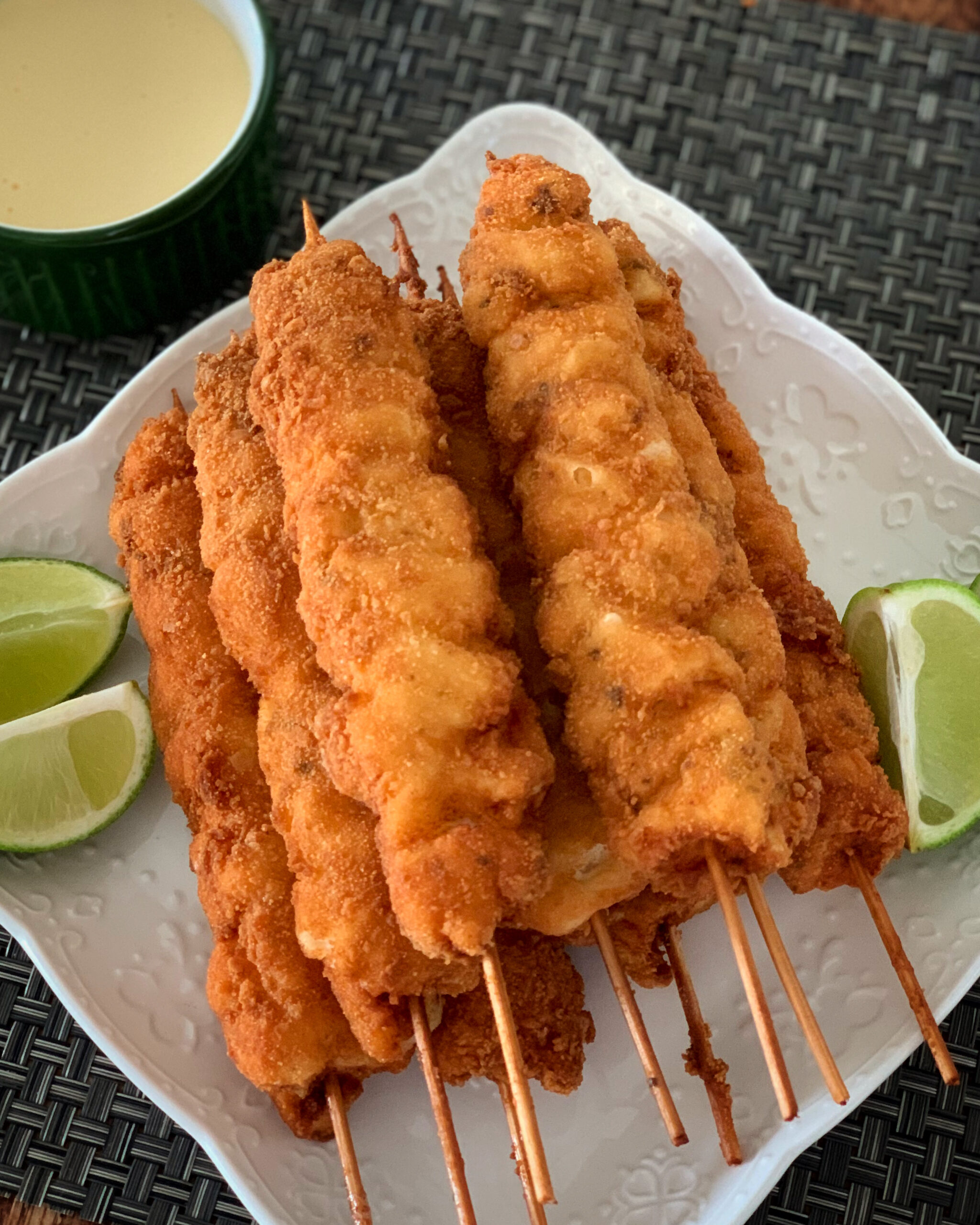 Espetinho de frango crocante - Tempero suave e casquinha crocante